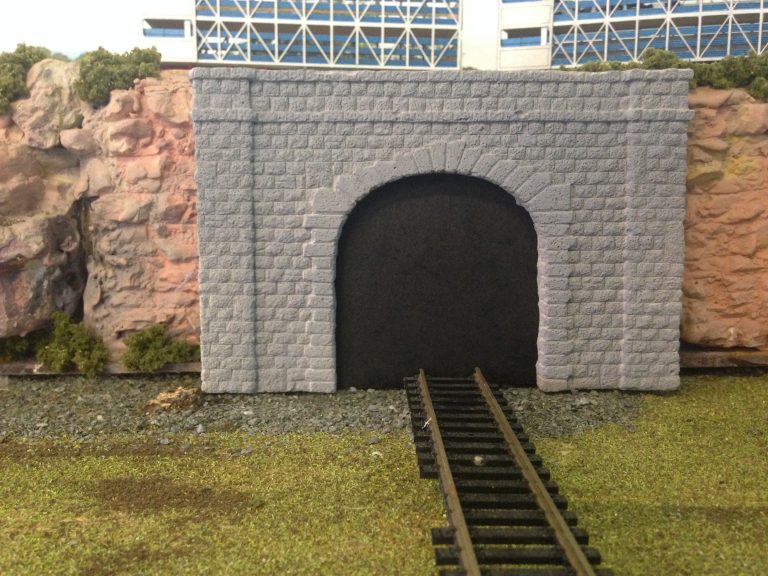 Ho 1/87 Scale (1 x) Blue stone tunnel portal, cast resin. - Walker Models