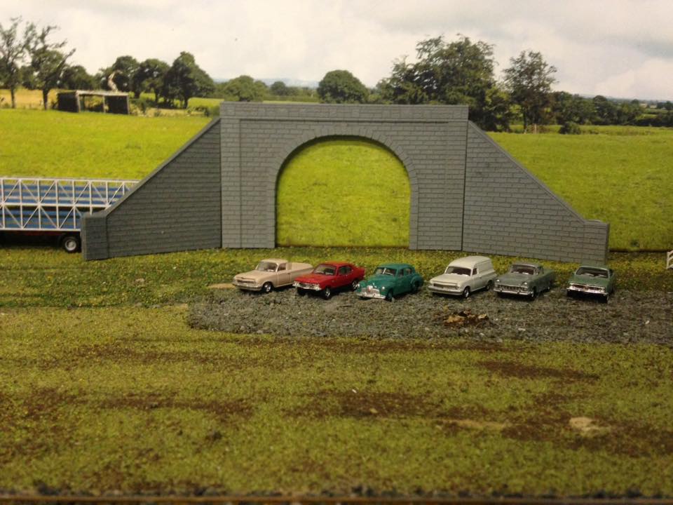 Ho scale 1/87 Double stone portal with sides, cast resin. - Walker Models