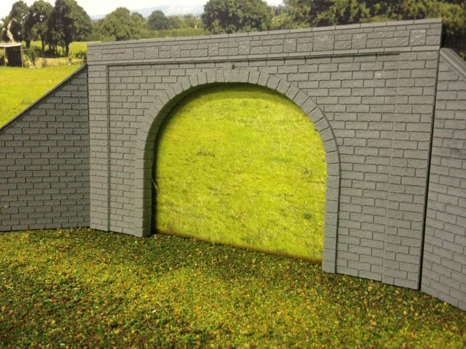 Ho scale 1/87 Double stone portal with sides, cast resin. - Walker Models